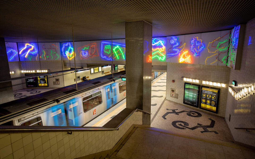 Vista para um dos painéis neon da estação Carnide - Metropolitano de ...